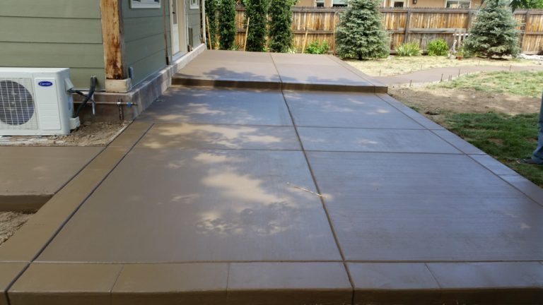 Patio Broom Finish Color Concrete | Gumer Concrete